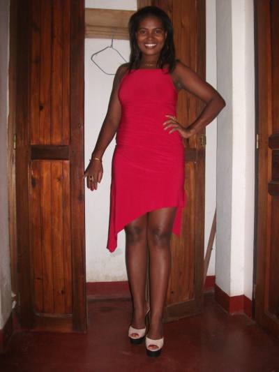 Rencontre Femme, Anicette, 37 ans, Madagascar, 162cm et 53kg Rencontre Femme, Anicette, 37 ans, Madagascar, 162cm et 53kg